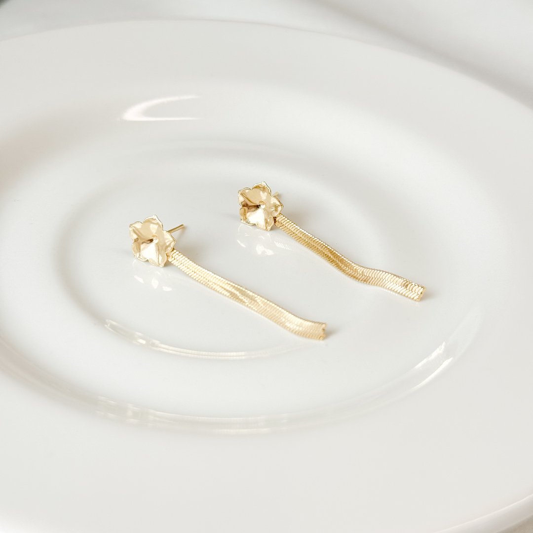 Arya Joias - Brinco Pino Base Lisa Flor Com Fita Banhado a Ouro 18k