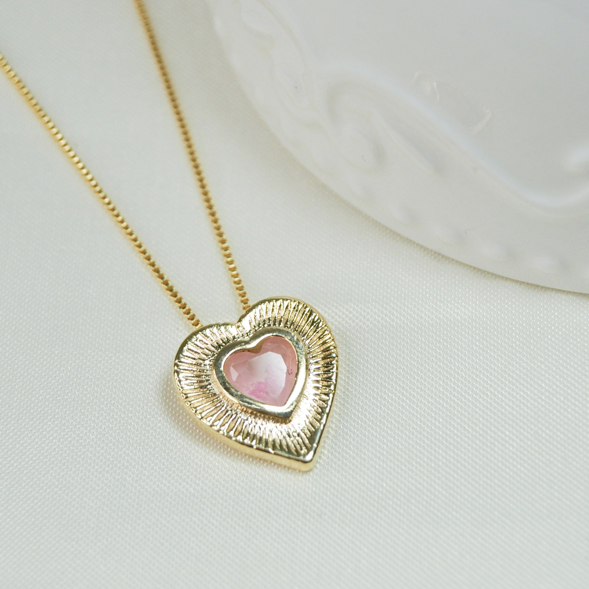 Arya Joias - Colar Coração Trabalhado Rosa Banhado a Ouro 18k
